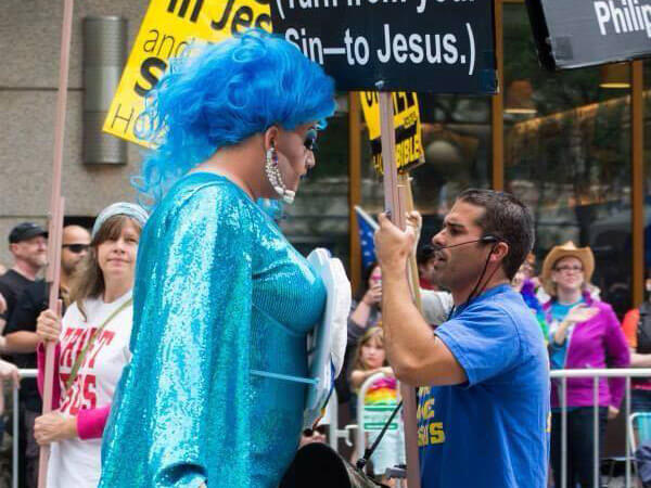 Religiosi manifestano al Pride e la drag queen li stende così [VIDEO ...