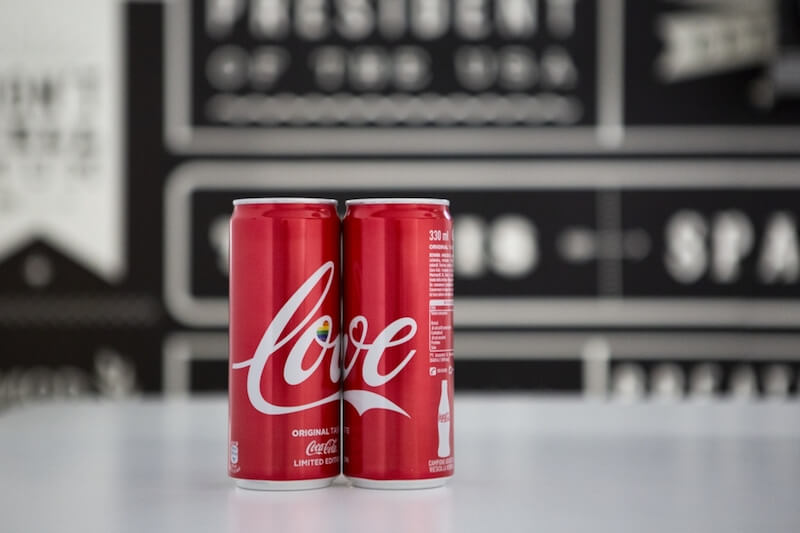 Milano Pride, Coca-Cola lancia la lattina speciale "Love" - Gay.it