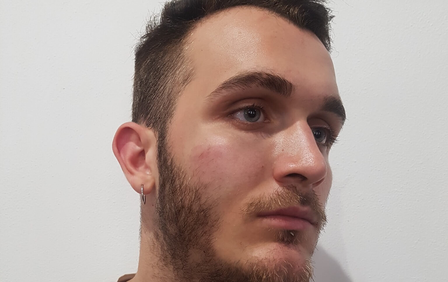 "Fro*io di mer*a", preso a pugni alla fermata del bus - Gay.it