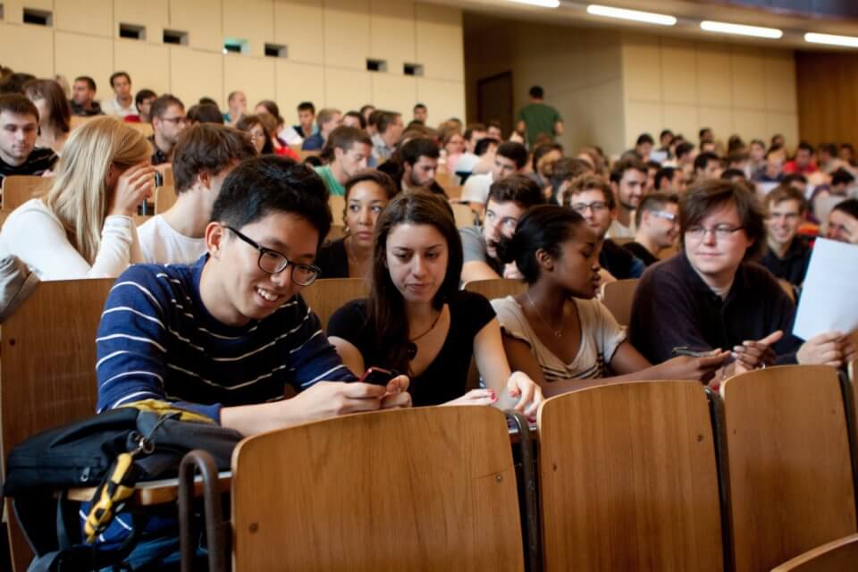 Potenza: arriva il doppio libretto per studenti transgender - Gay.it