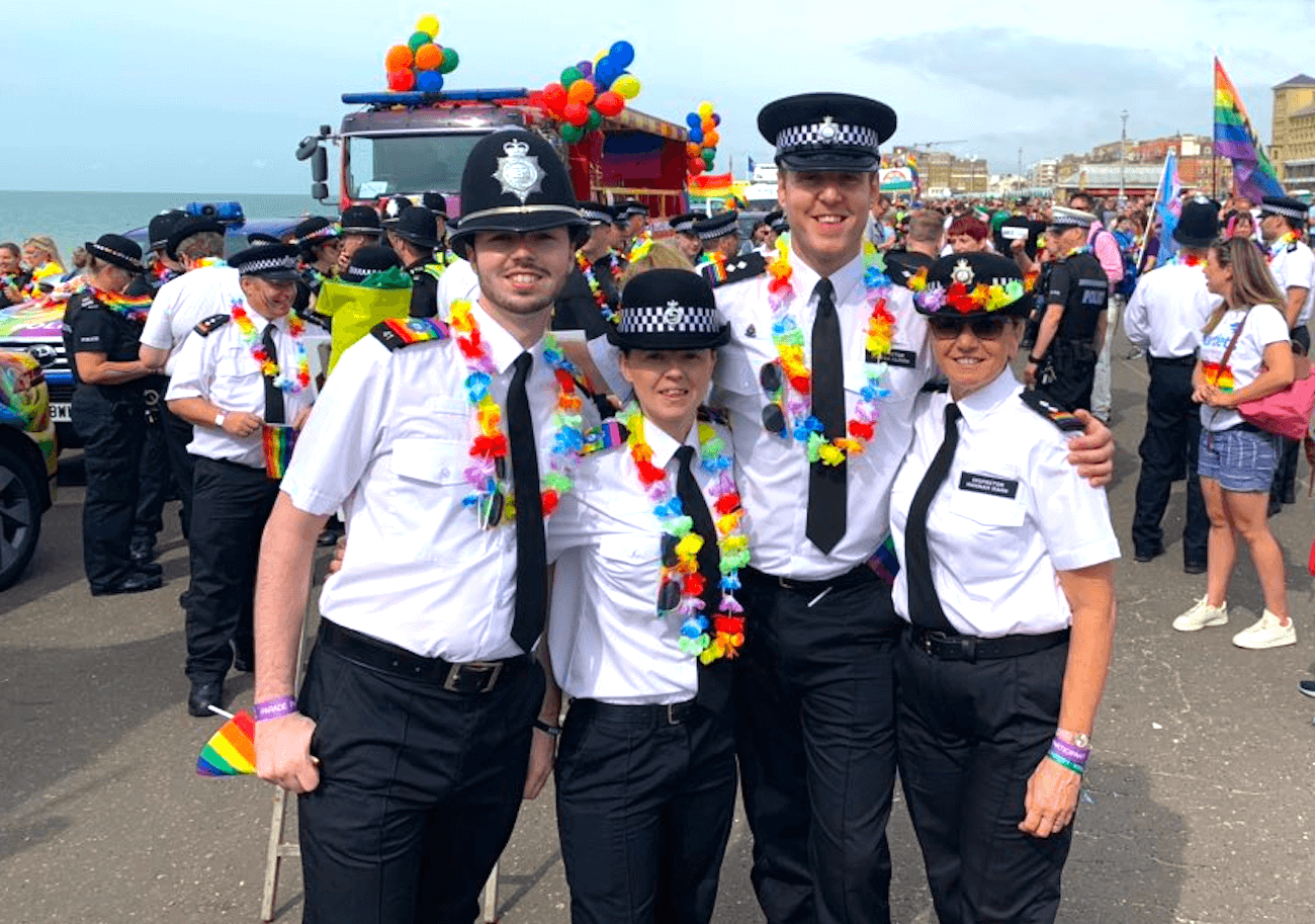 Brighton Pride: è virale il poliziotto che balla sulle note di Scared ...