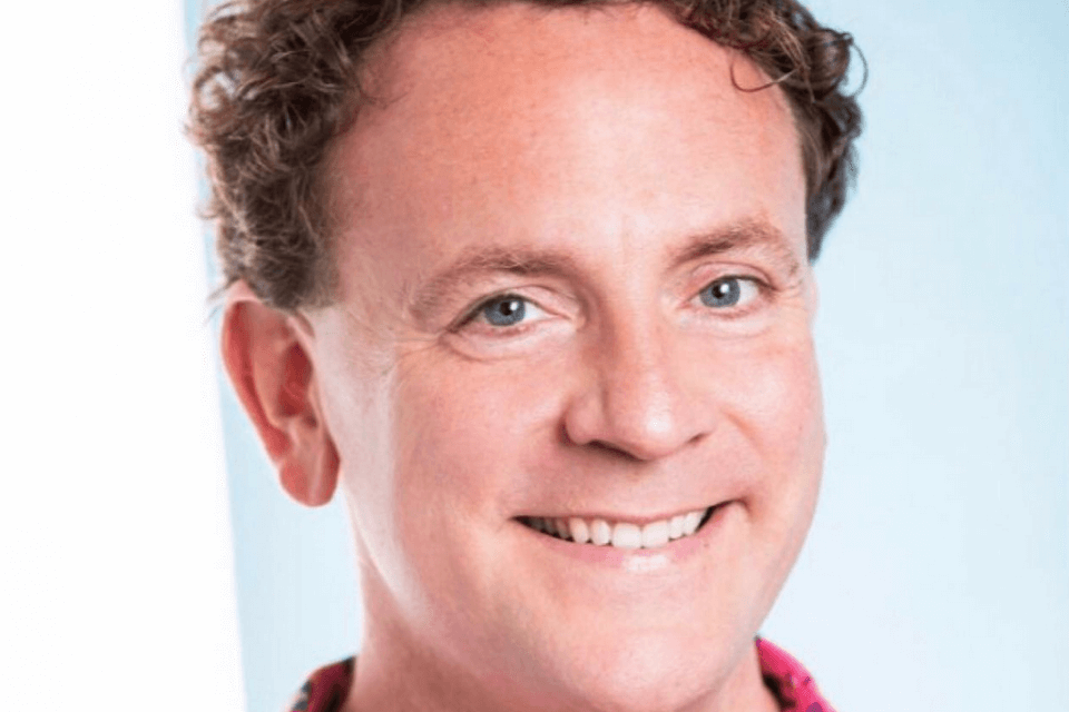 Drew Droege, l'attore cacciato da un ristorante per aver baciato un ...