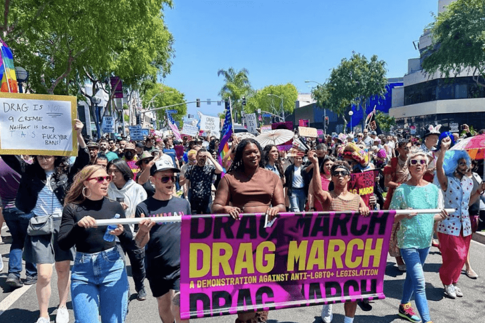 Migliaia di persone alla Drag March di Los Angeles in difesa dei drag ...