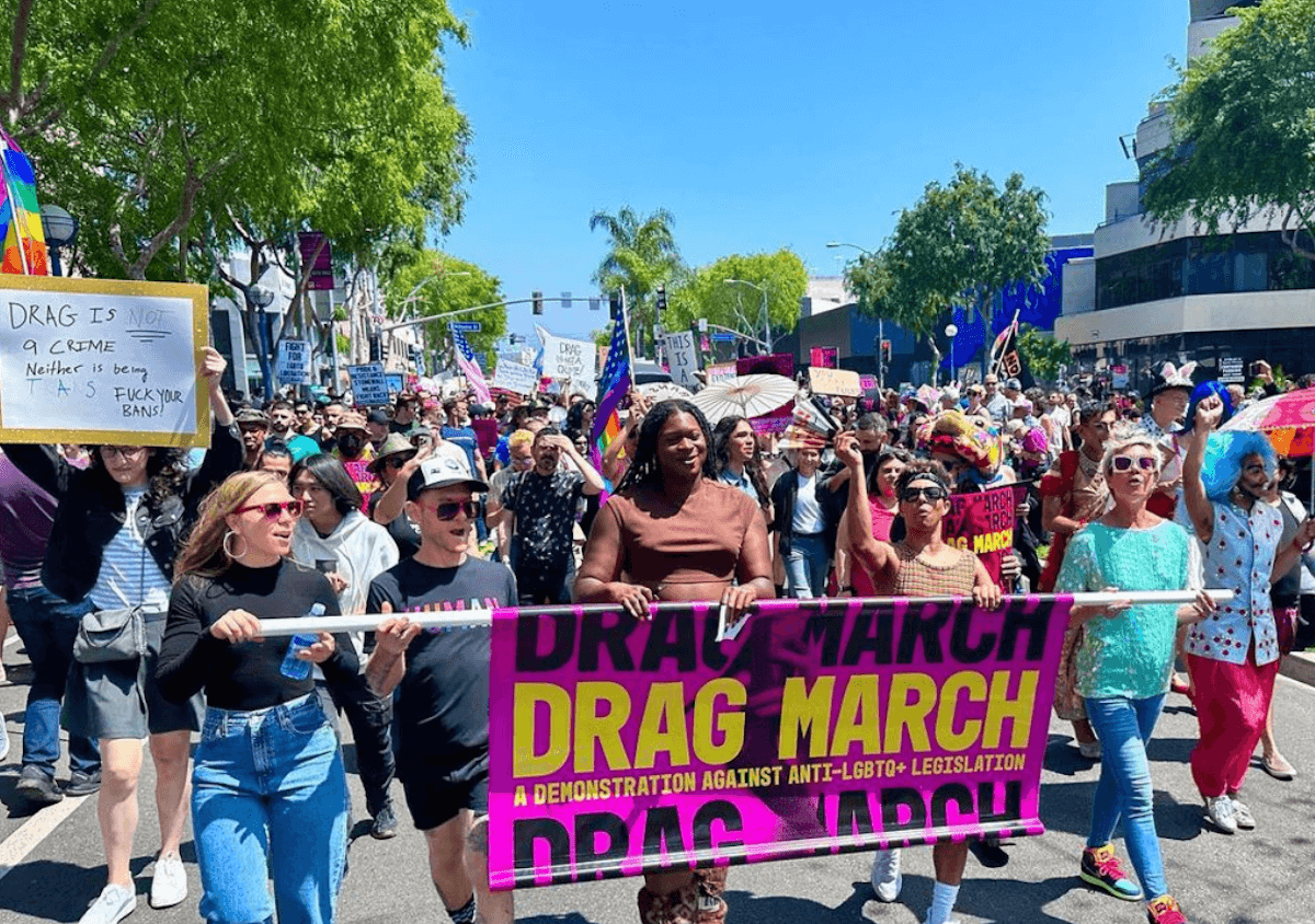 Migliaia di persone alla Drag March di Los Angeles in difesa dei drag ...