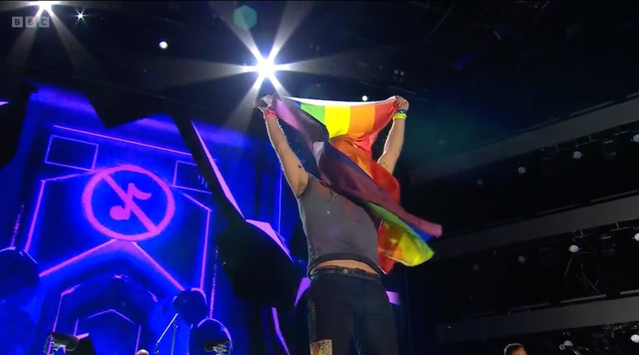 Chris Martin celebra il Pride Month cantando "People of the Pride" con ...