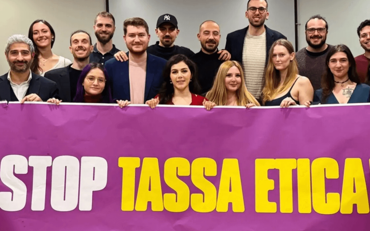 La tassa etica sulla pornografia è "ingiusta, ipocrita e ...